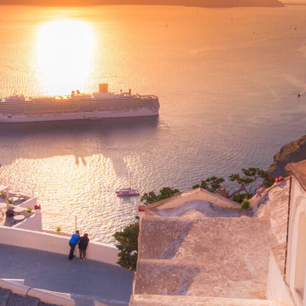 Santorini Nightlife: The Best Bars & Nightclubs | Kamari Tours